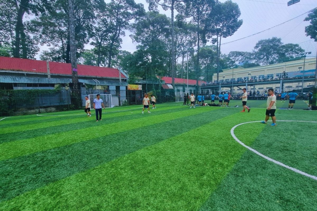 Tổng hợp sân bóng đá phủi Quận 1 giá rẻ, phù hợp anh em văn phòng