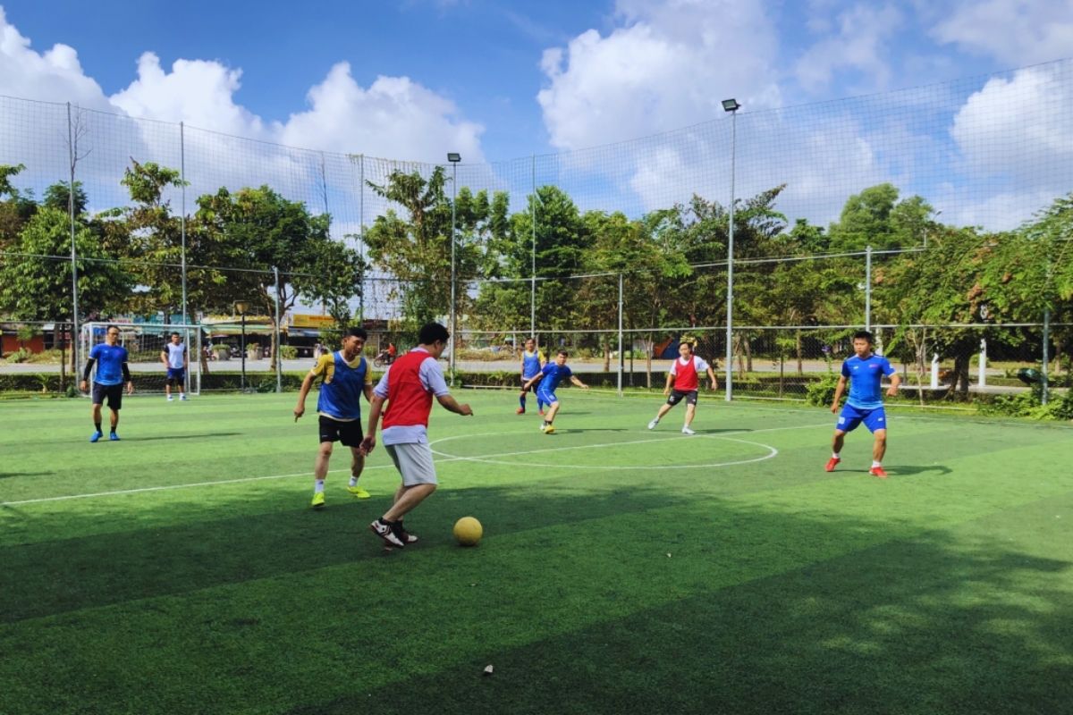 Tổng hợp sân bóng đá phủi Quận 1 giá rẻ, phù hợp anh em văn phòng