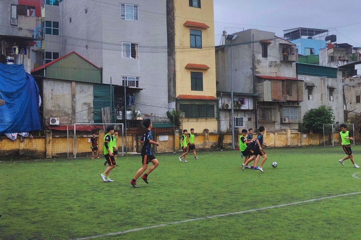 Sân bóng đá Quận Hai Bà Trưng (Hà Nội): Gợi ý những sân giá rẻ đáng thử
