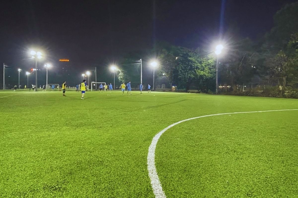 Sân bóng đá Quận Long Biên (Hà Nội): Top sân giá rẻ cho anh em phủi