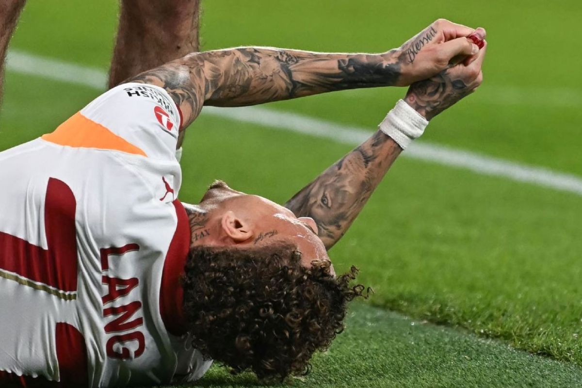 Noa Lang chấn thương nặng, Galatasaray thảm bại tại Anfield